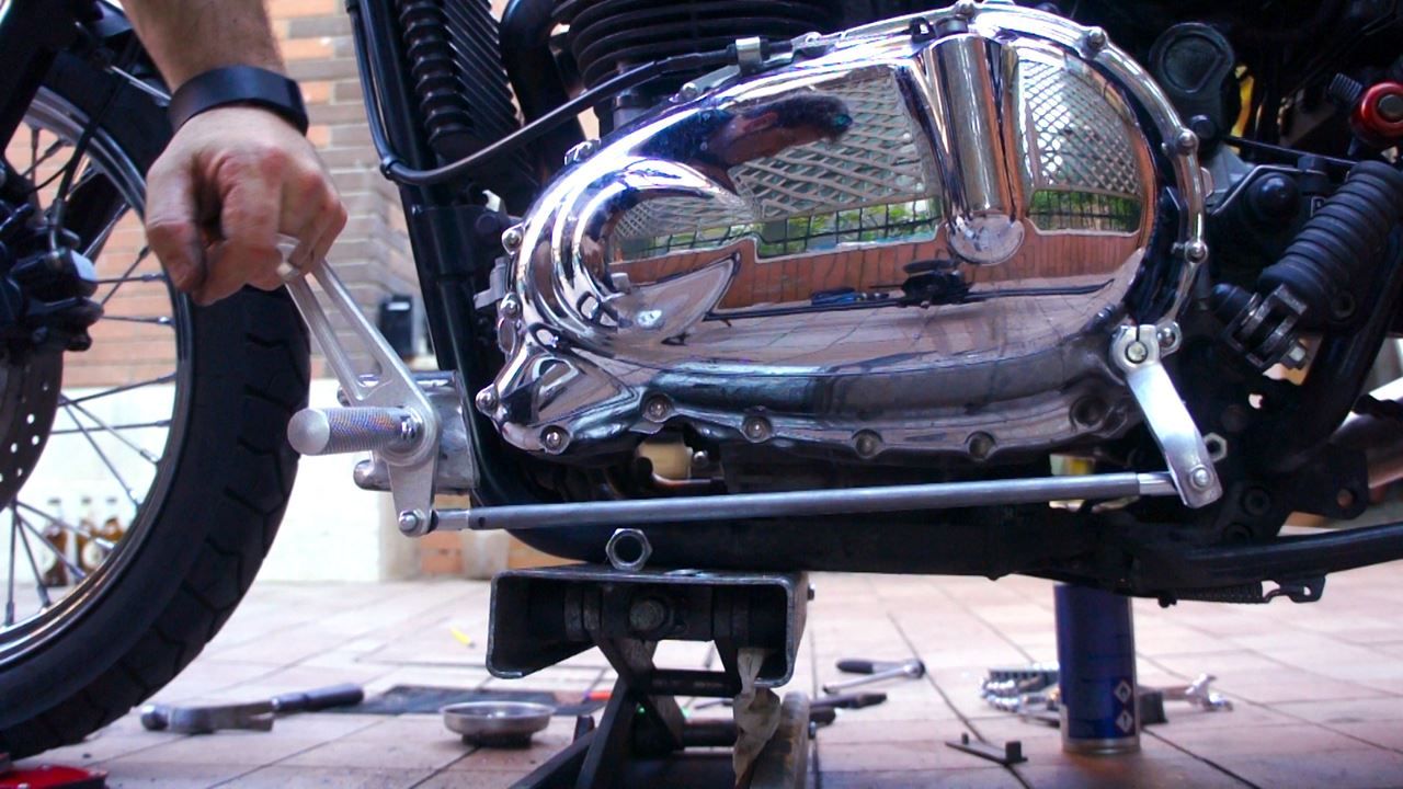 33 - Triumph Boneville DIY universal forward controls